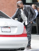 Kanye in NYC with a Maybach 57s - Celebrity Cars Blog